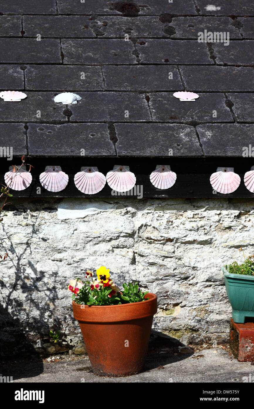 Scallop shell on roof hi-res stock photography and images - Alamy