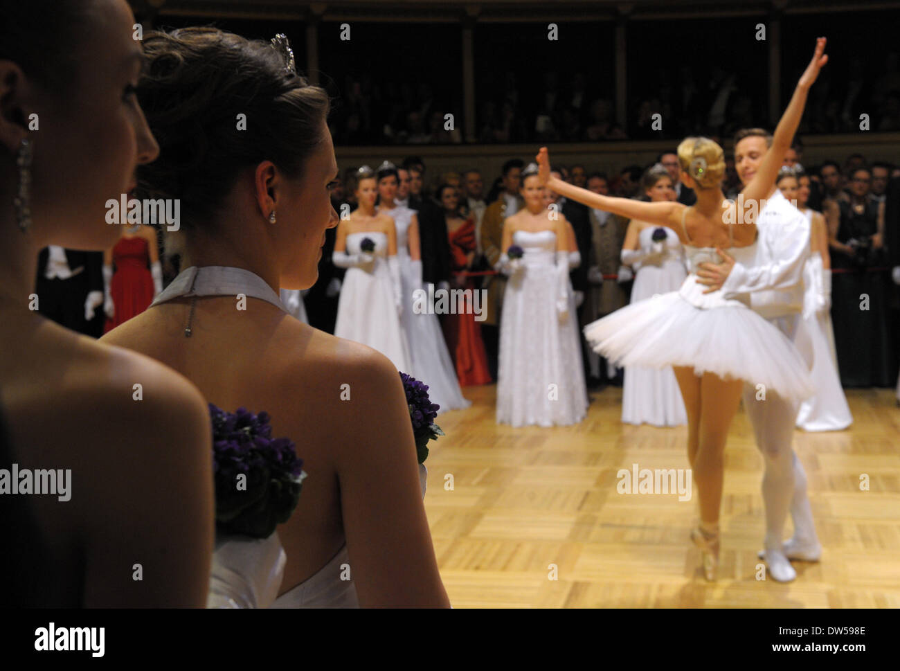 Dancers vienna state opera ballet hi-res stock photography and images ...