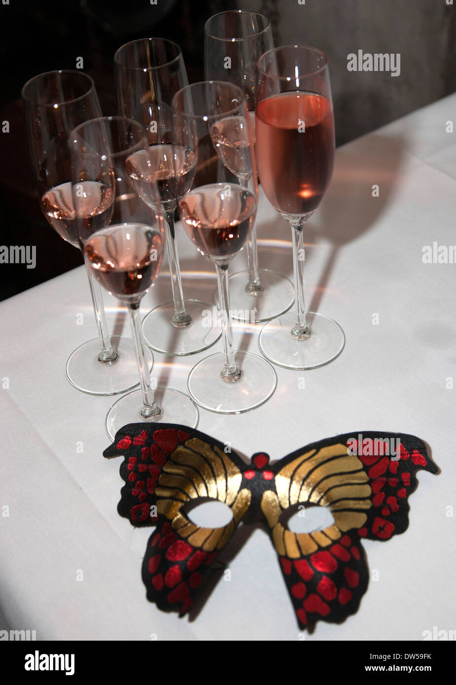 Pink champagne toast hi-res stock photography and images - Alamy