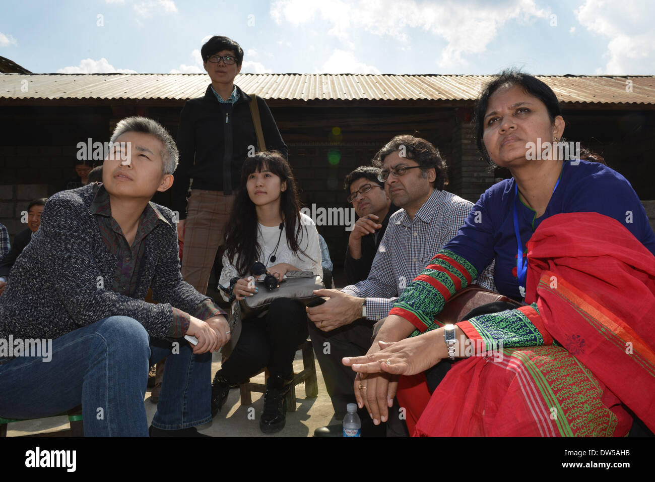 (140228) -- KUNMING, Feb. 28, 2014 (Xinhua) -- Forum participants visit ...