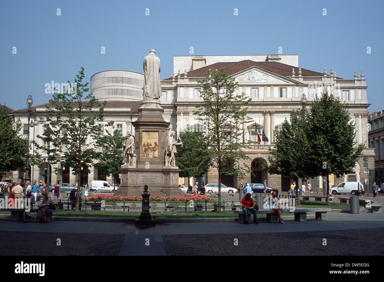 Piazza & Teatro della Scala La Scala Theatre opera house & statue of ...
