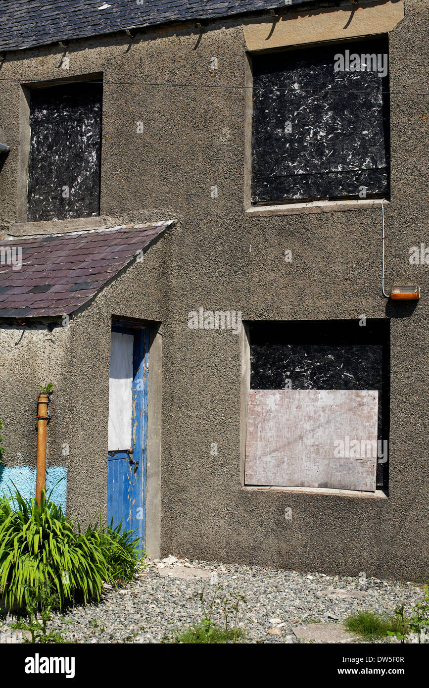 Boarded up building Stock Photo - Alamy