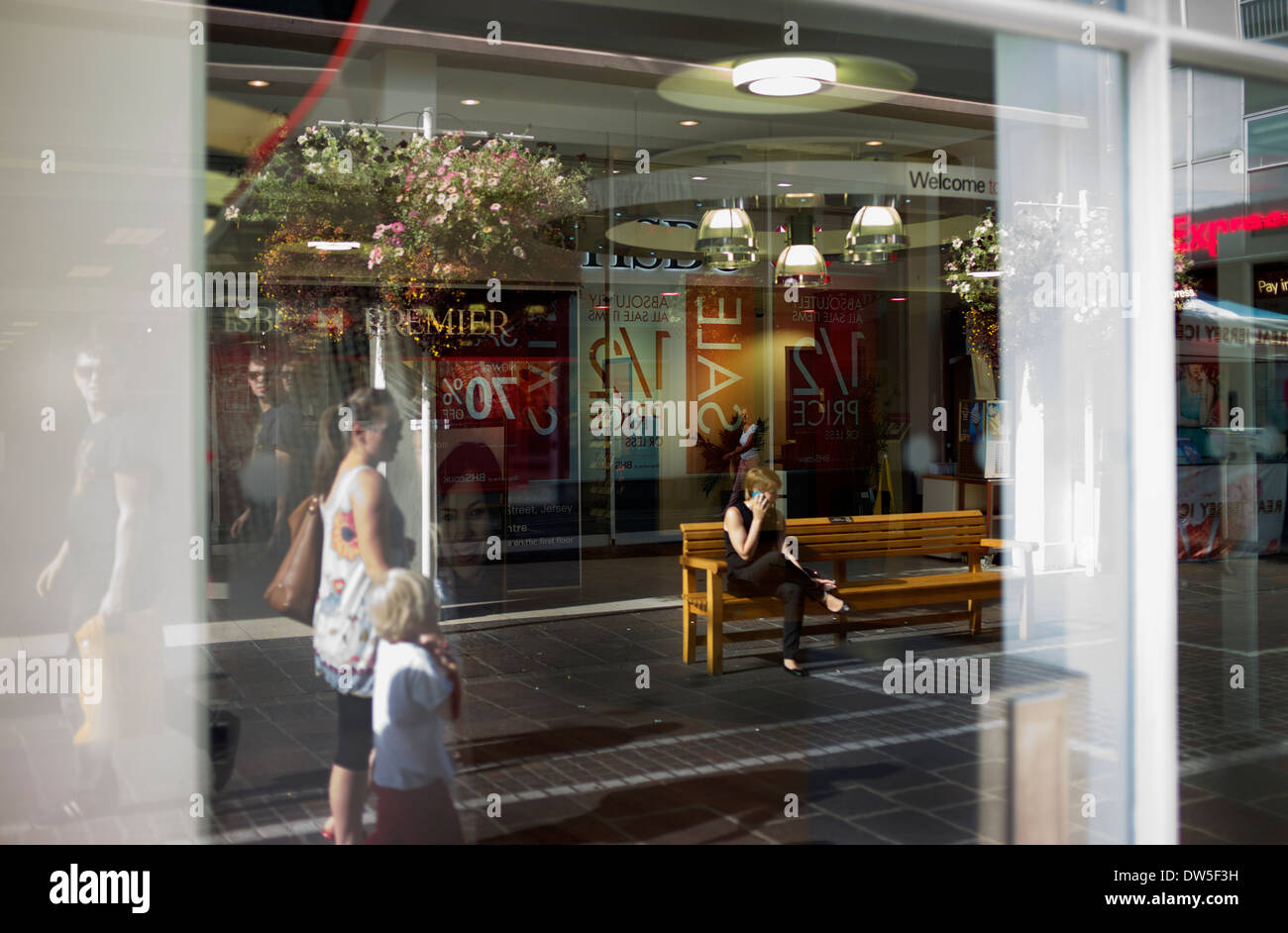 Shopping window reflection hi-res stock photography and images - Alamy