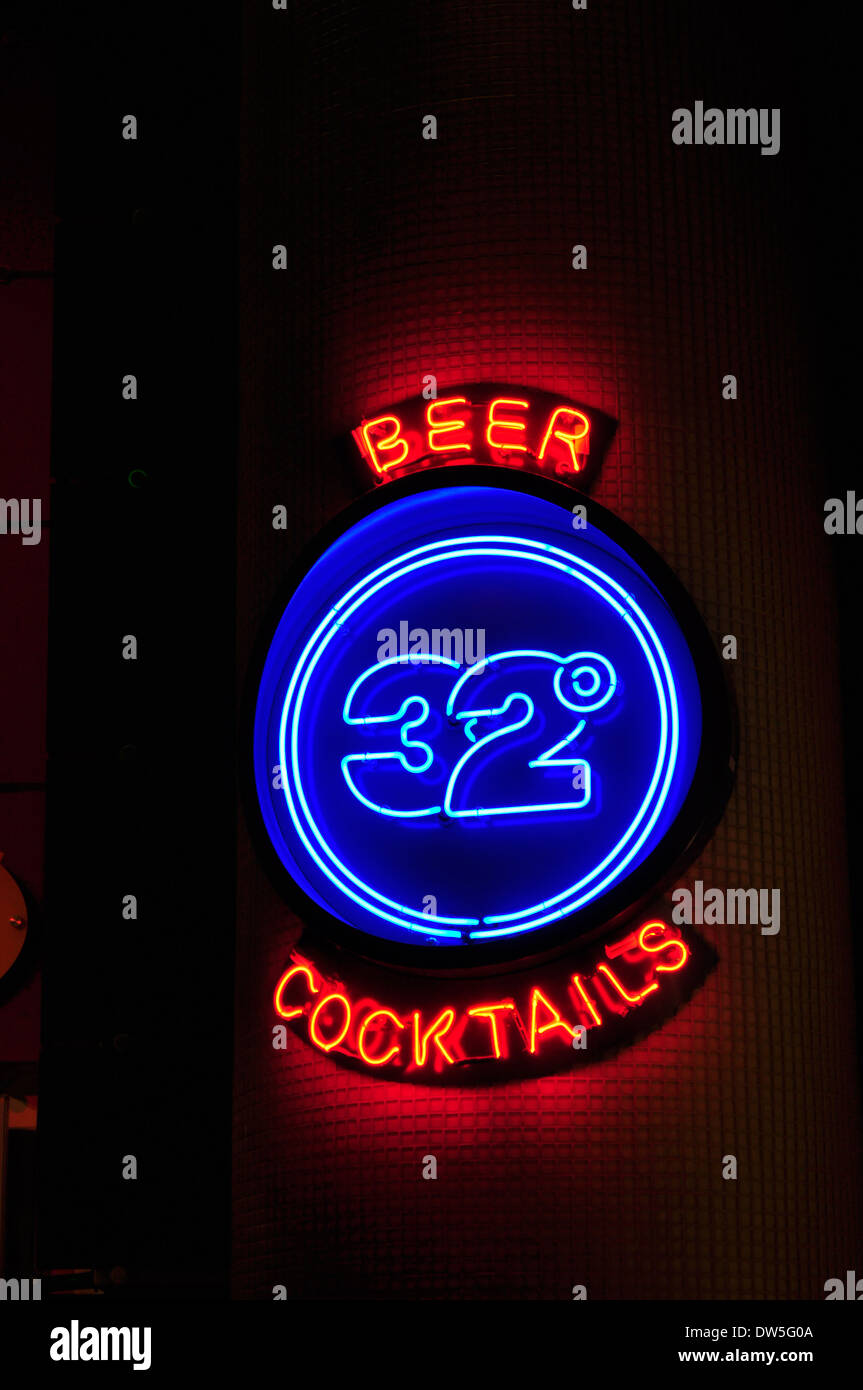 32 degrees hi-res stock photography and images - Alamy