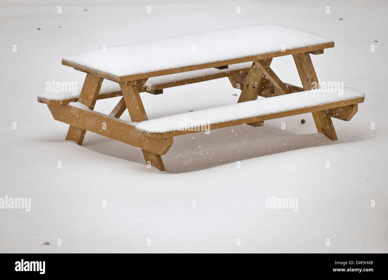 Covered picnic table hi-res stock photography and images - Alamy