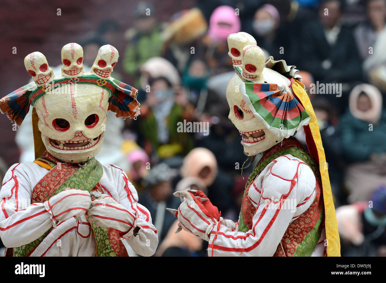 Two figures with masks hi-res stock photography and images - Alamy