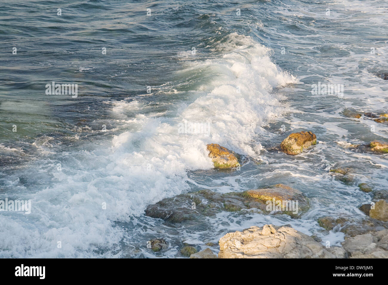 White waves rolling on rock hi-res stock photography and images - Alamy