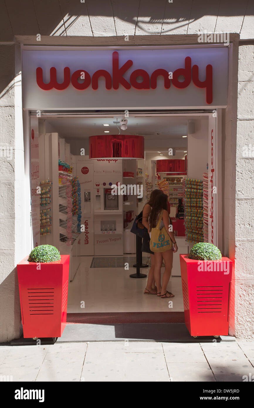 Spain, Catalonia, Barcelona, Wonkandy sweet shop in the Gothic Quarter ...