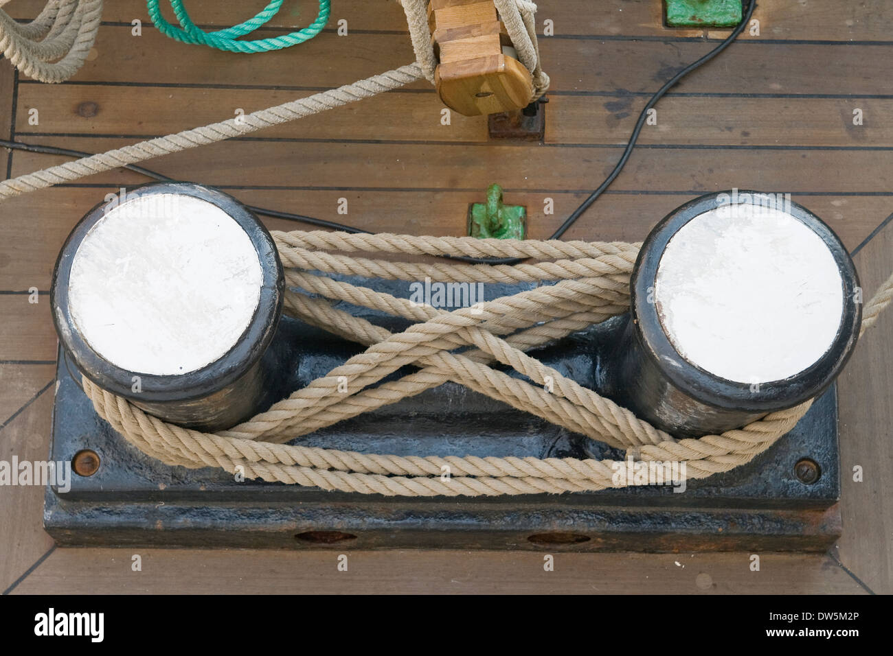 Ship cable rope berth tied hi-res stock photography and images - Alamy