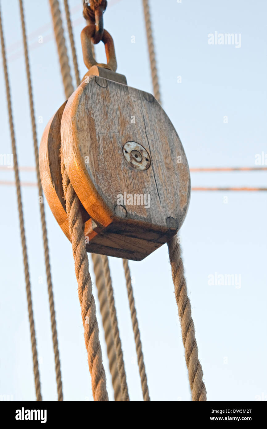 Wooden pulley block hi-res stock photography and images - Alamy