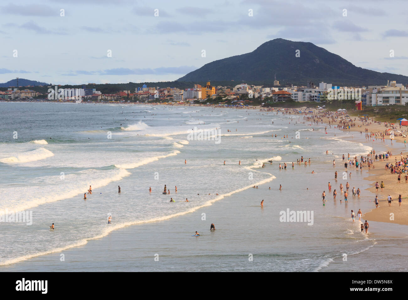 Lots of people at the beach hi-res stock photography and images - Alamy