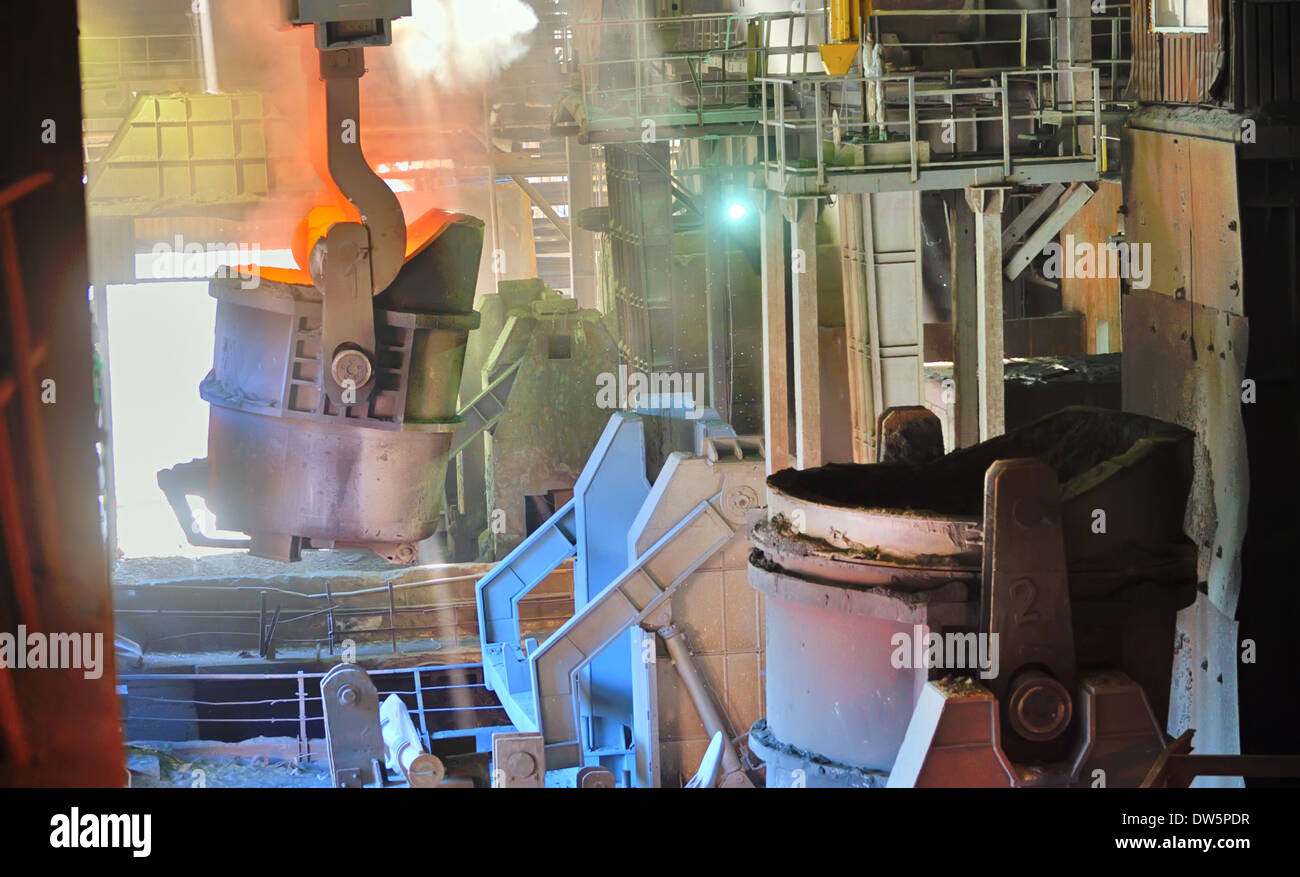 Molten metal gold hi-res stock photography and images - Alamy