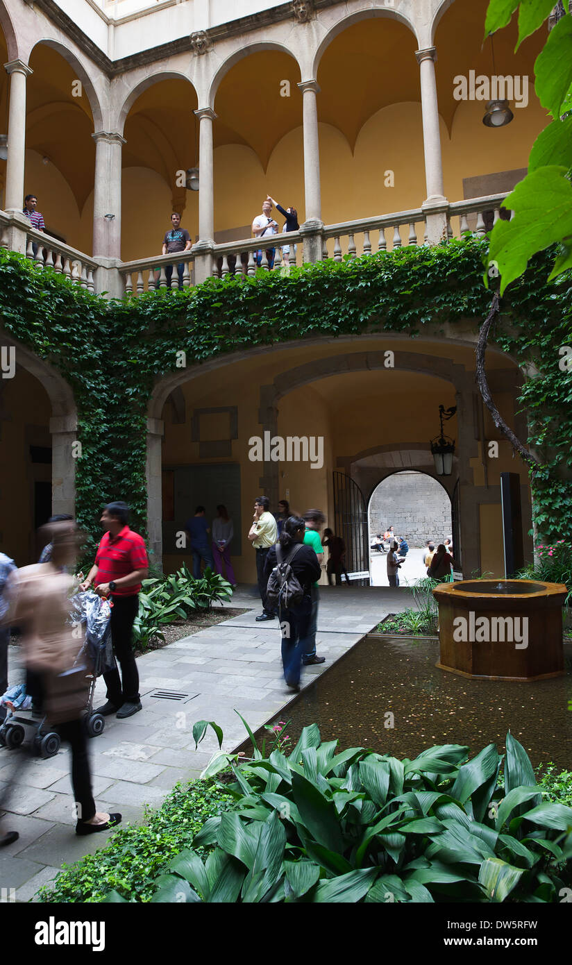 Spain, Catalonia, Barcelona, Tourists in the courtyard of the Crown of ...
