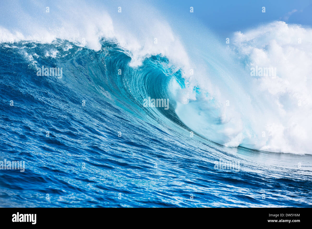 Large Powerful Ocean Wave Stock Photo - Alamy