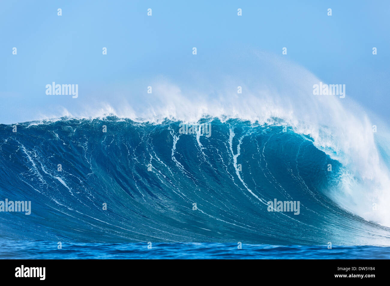 Powerful ocean wave hi-res stock photography and images - Alamy