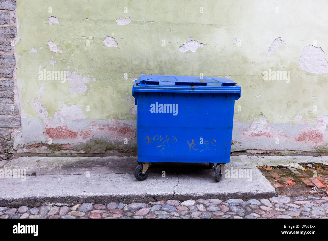 Blue trash dumpster hi-res stock photography and images - Alamy
