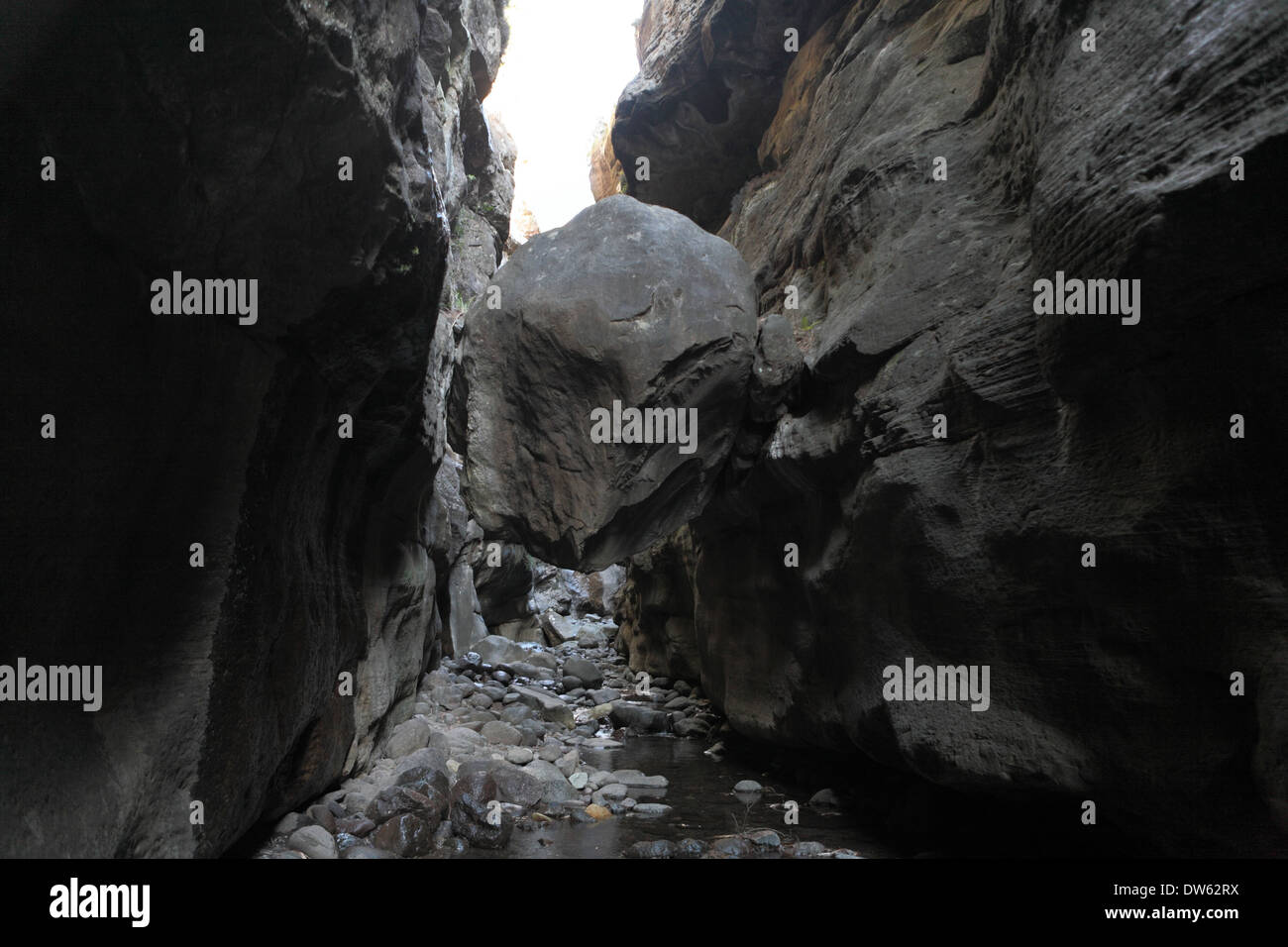 Rock wedged between the walls of Window Gorge in the Drakensberg ...