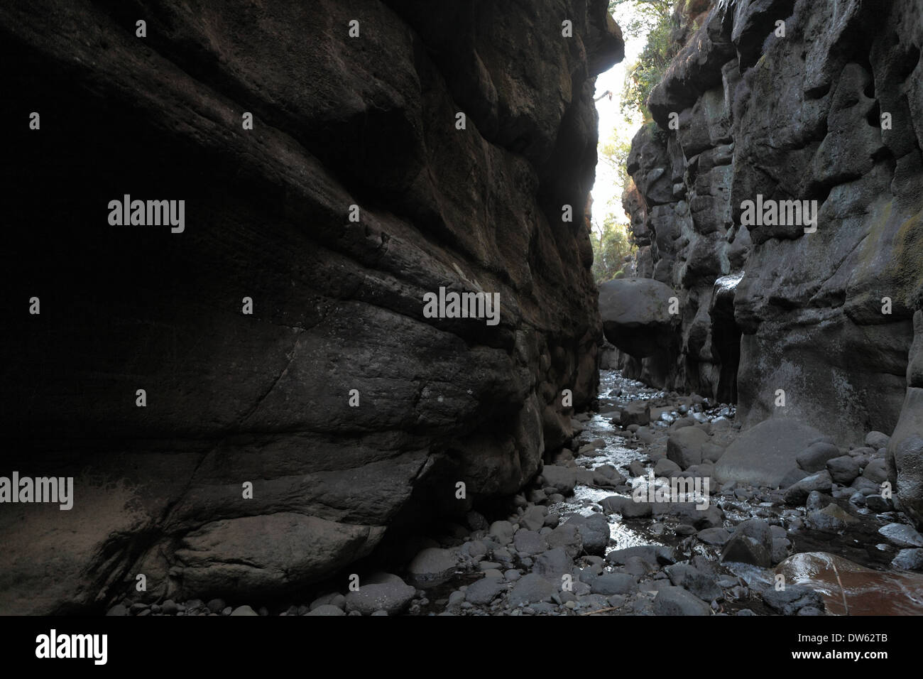 Rock wedged between the walls of Window Gorge in the Drakensberg ...
