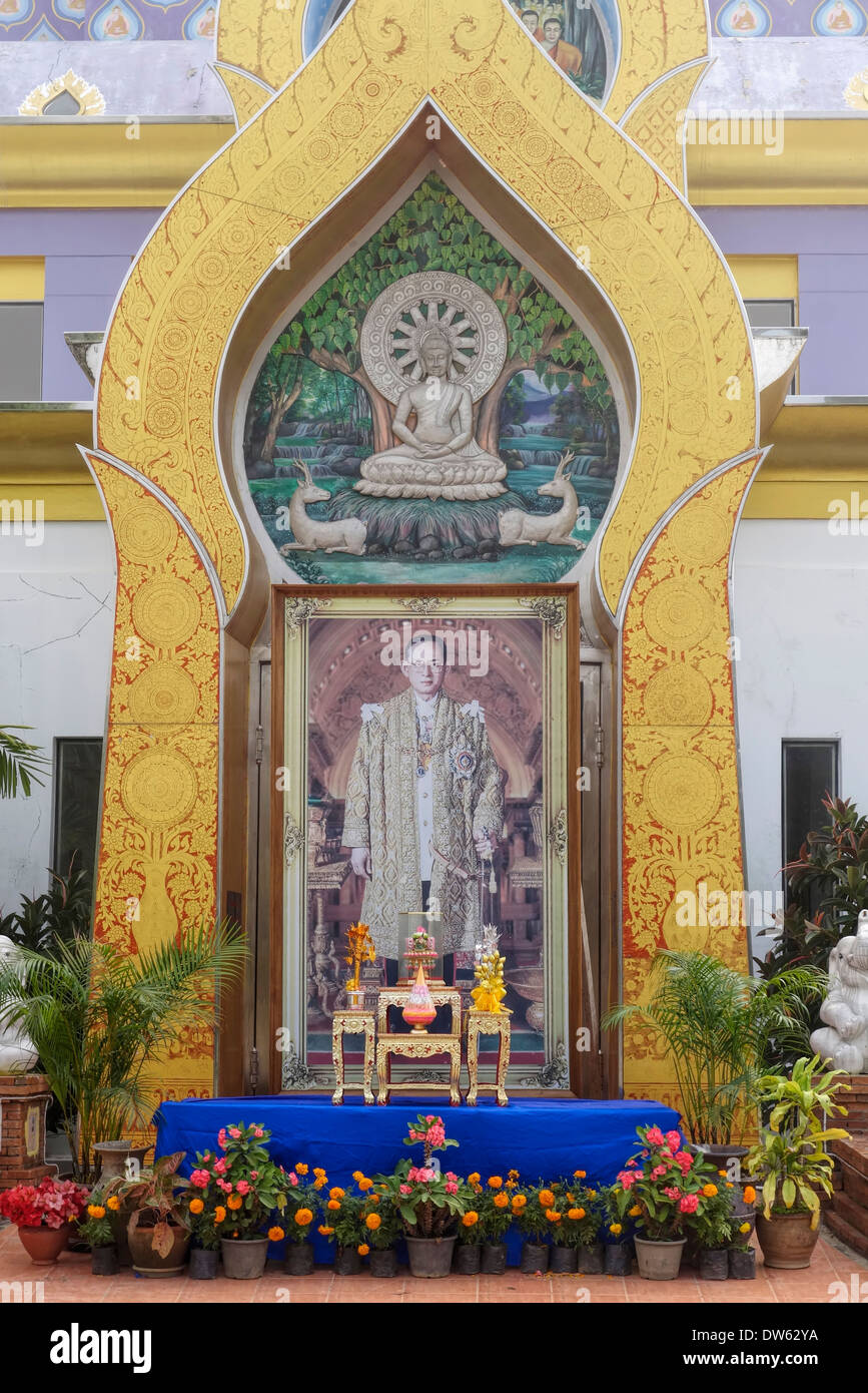 Picture of the King of Thailand at the Crystal Pagoda, Wat Thaton ...