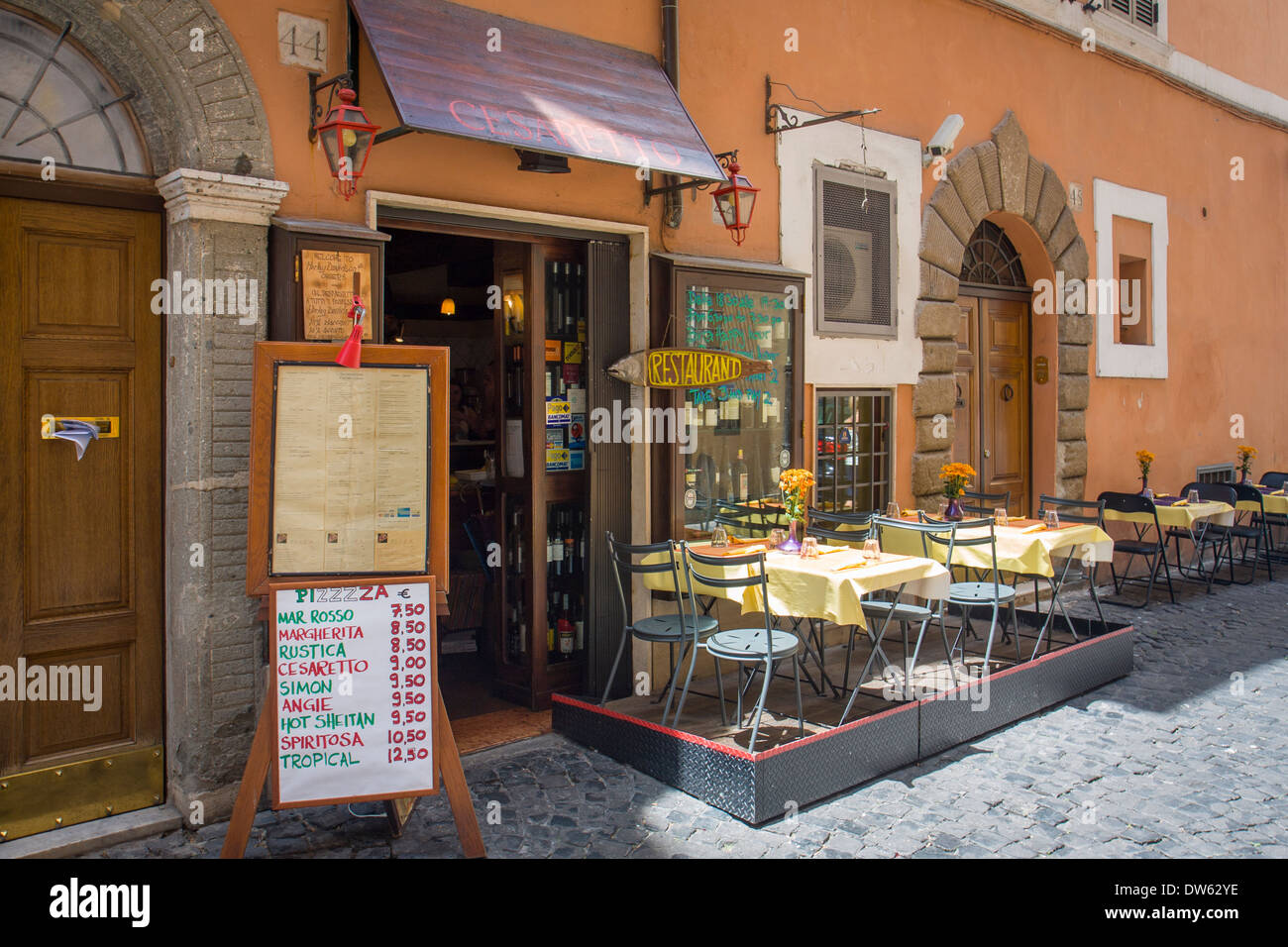 Outdoor cafe rome hi-res stock photography and images - Alamy