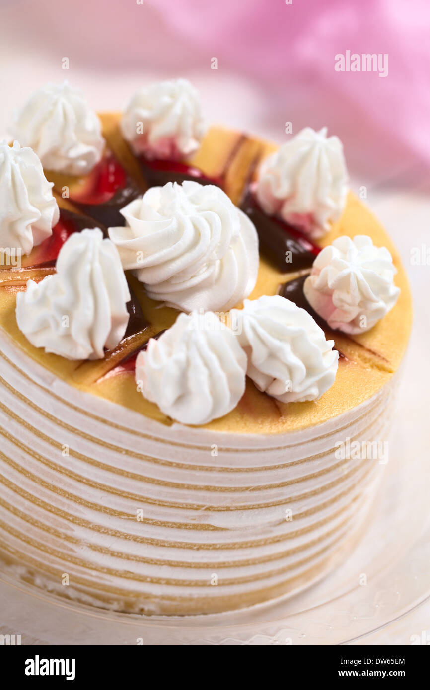 Round cake hi-res stock photography and images - Alamy