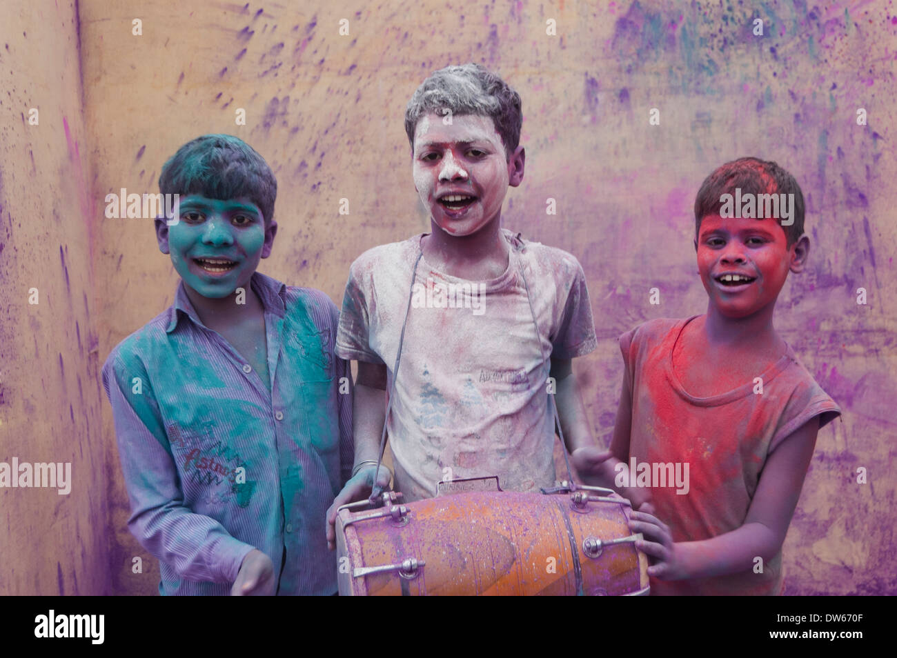 Indian kids playing holi hi-res stock photography and images - Alamy