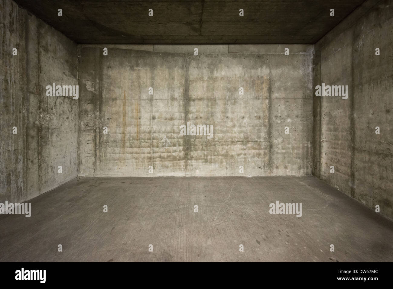 Empty room with concrete walls and floor Stock Photo - Alamy