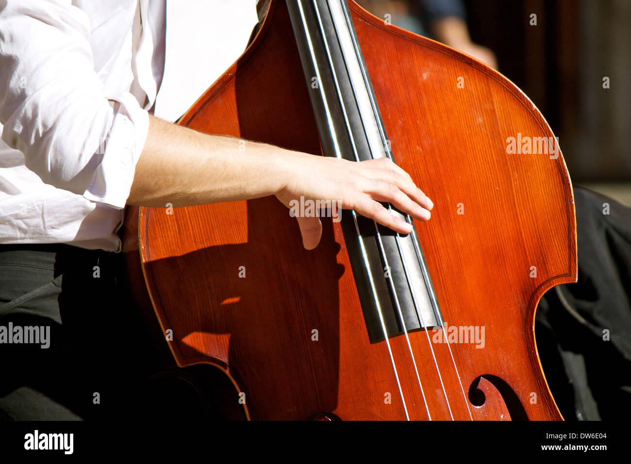 Pluck string hi-res stock photography and images - Alamy