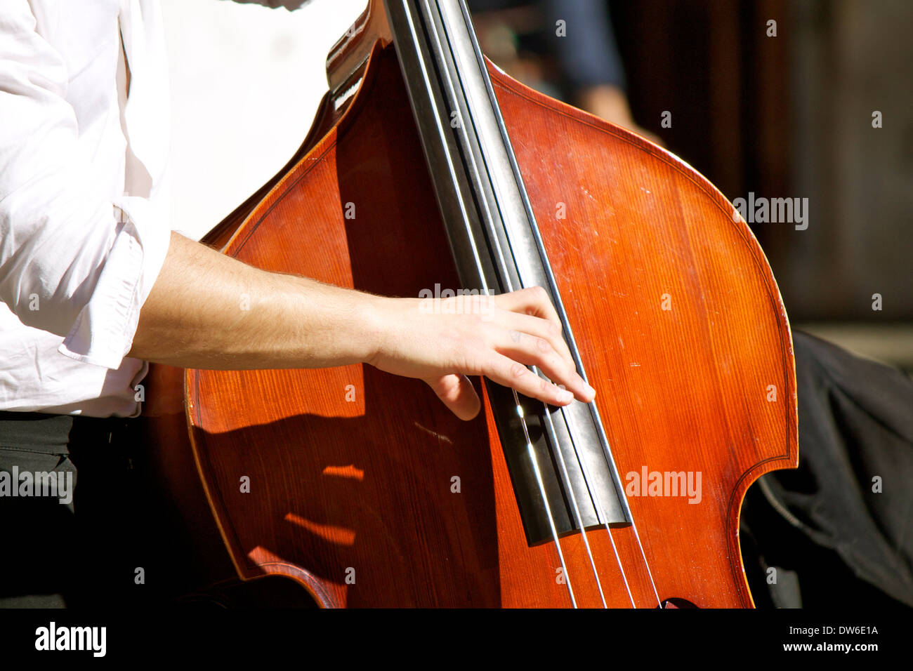 Pluck string hi-res stock photography and images - Alamy