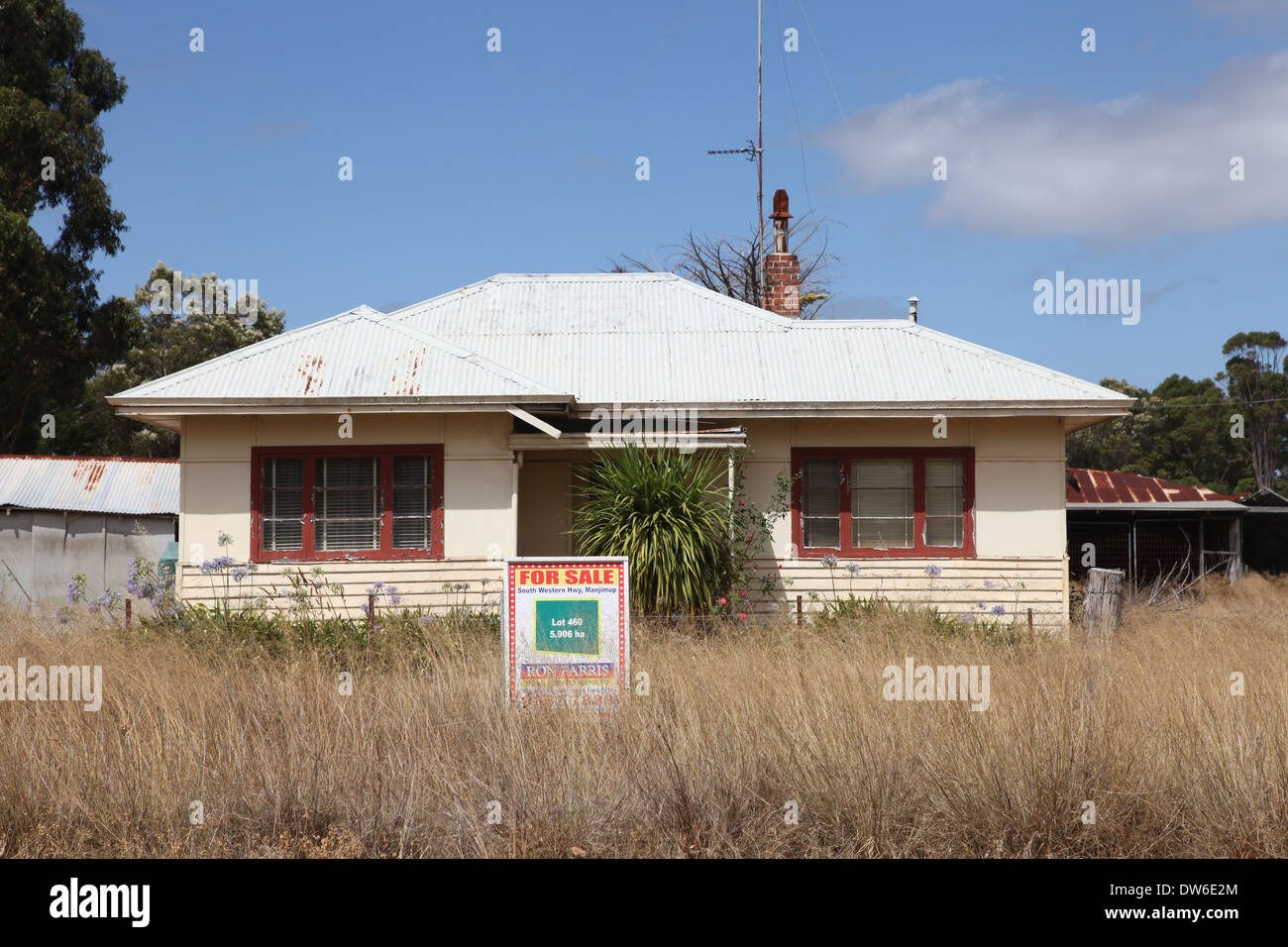 Unkempt home hi-res stock photography and images - Alamy