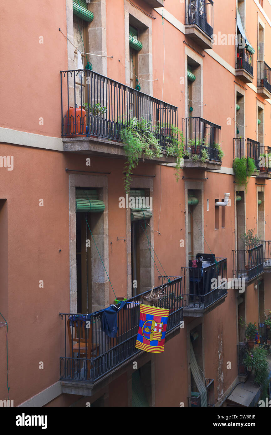 Spain, Catalonia, Barcelona, Detail of building in the narrow streets ...