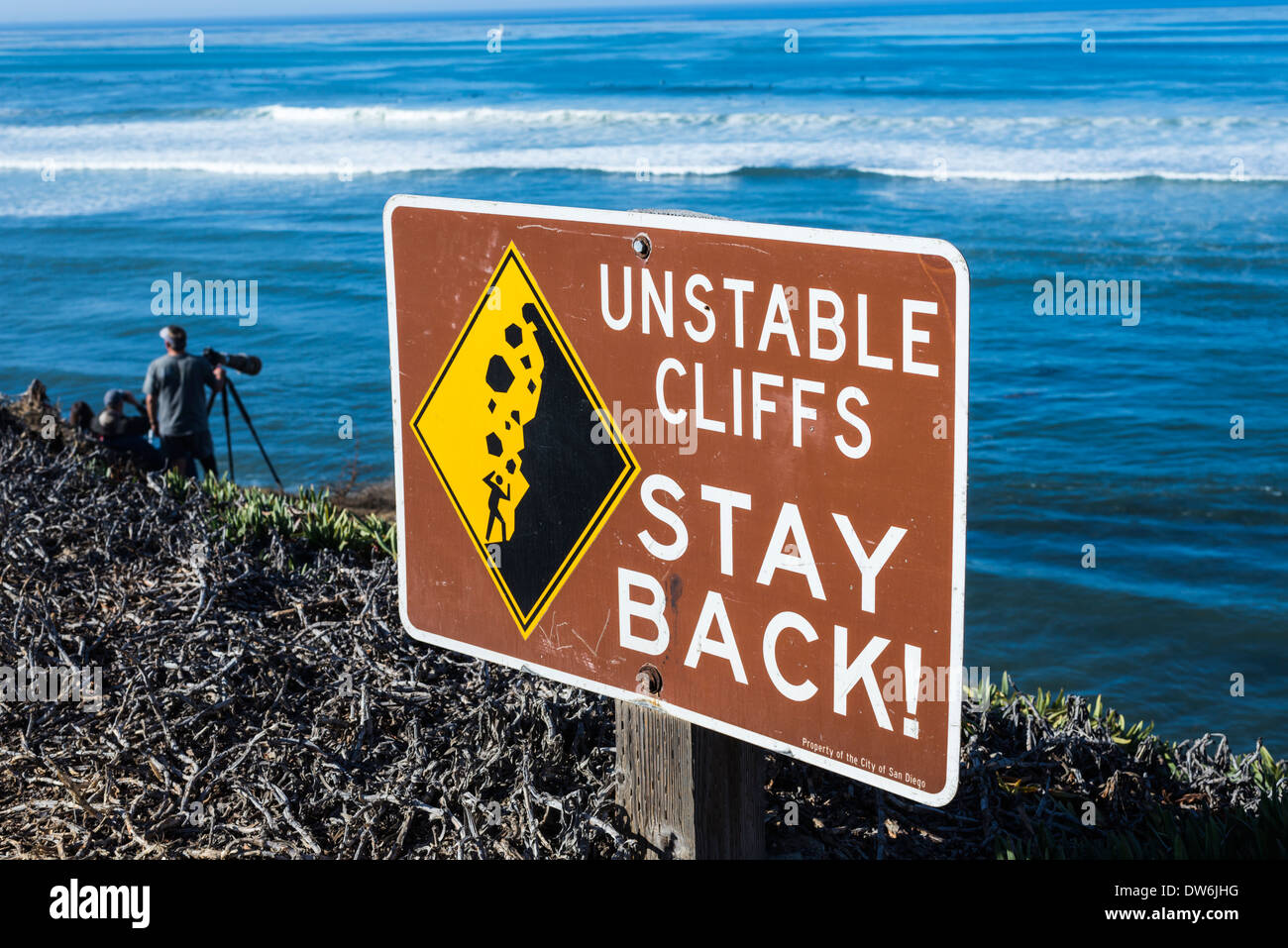 Dangerous cliff warning sign hi-res stock photography and images - Alamy