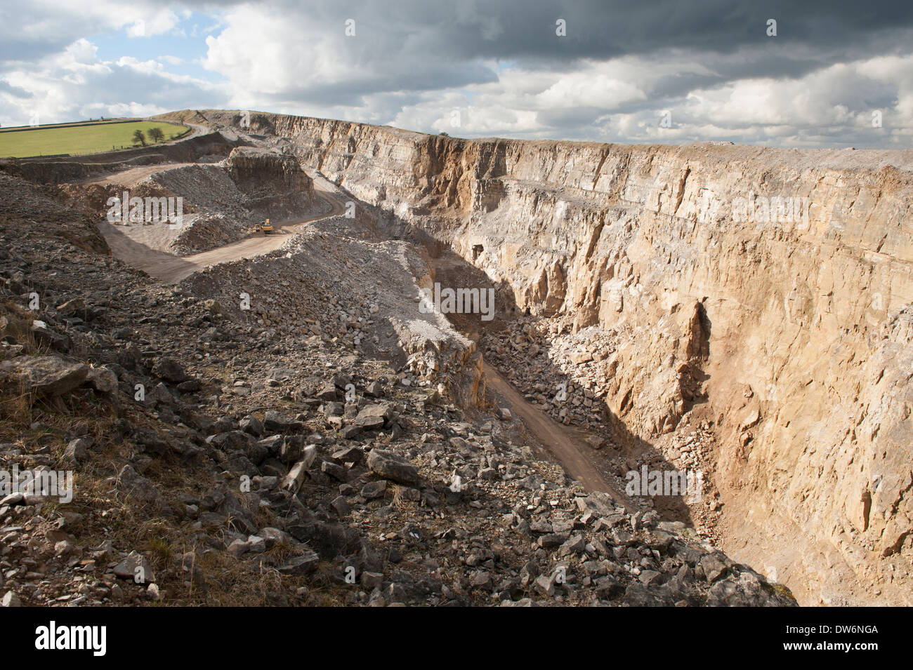 High Rake and road leading to Deep Rake Opencast quarry area for ...