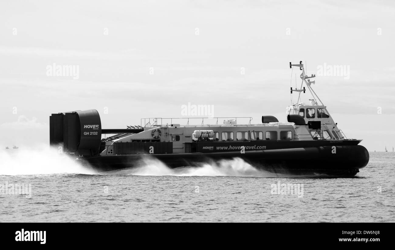 Island Express (Freja Viking) Hovercraft AP1-88/100S GH-2132 crossing ...