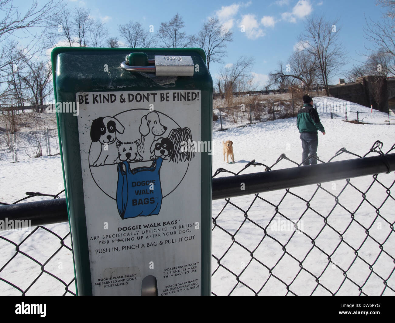 Dog waste bag dispenser sign hi-res stock photography and images - Alamy