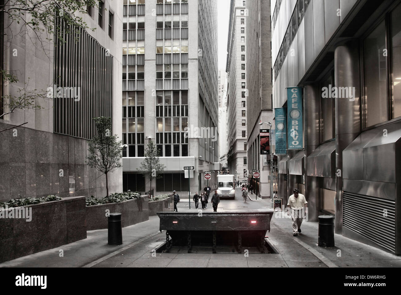 Downtown streetlife hi-res stock photography and images - Alamy