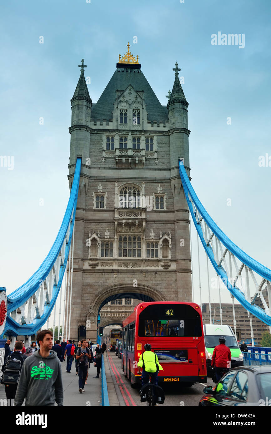 Tower bridge tourists traffic hi-res stock photography and images - Alamy