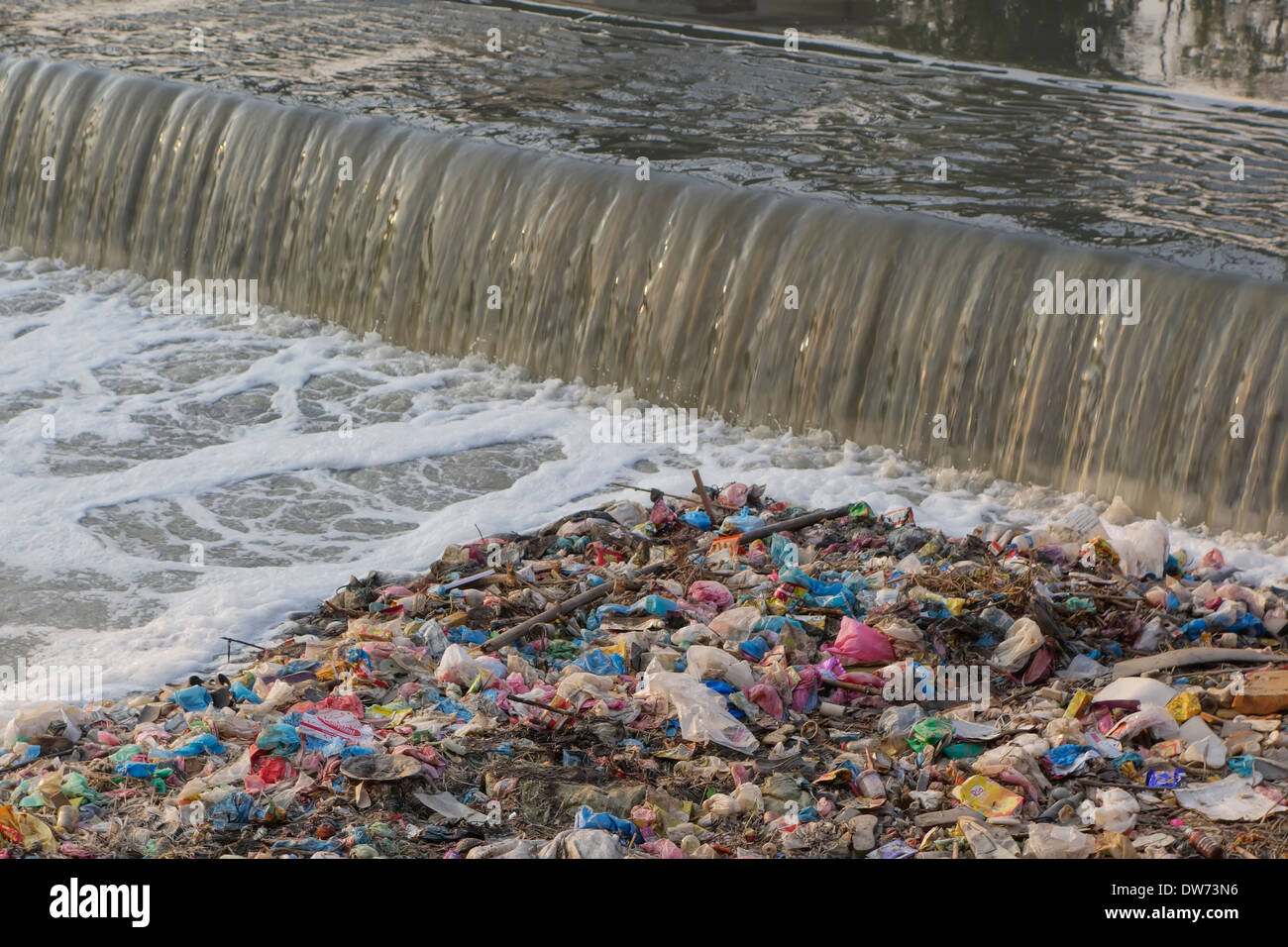 Rubbish trash garbage river hi-res stock photography and images - Alamy