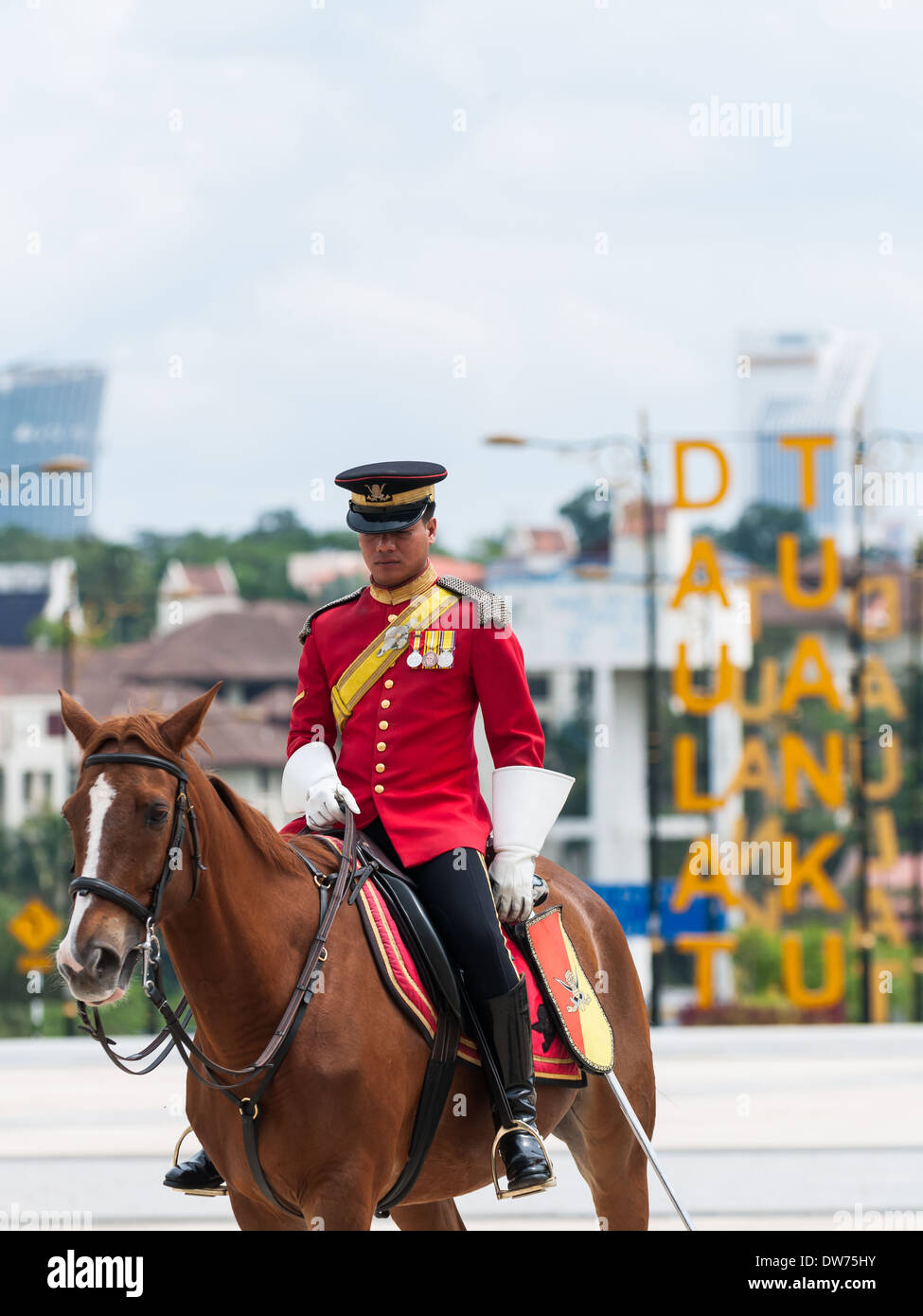 Malaysia kuala lumpur guard royal hi-res stock photography and images ...