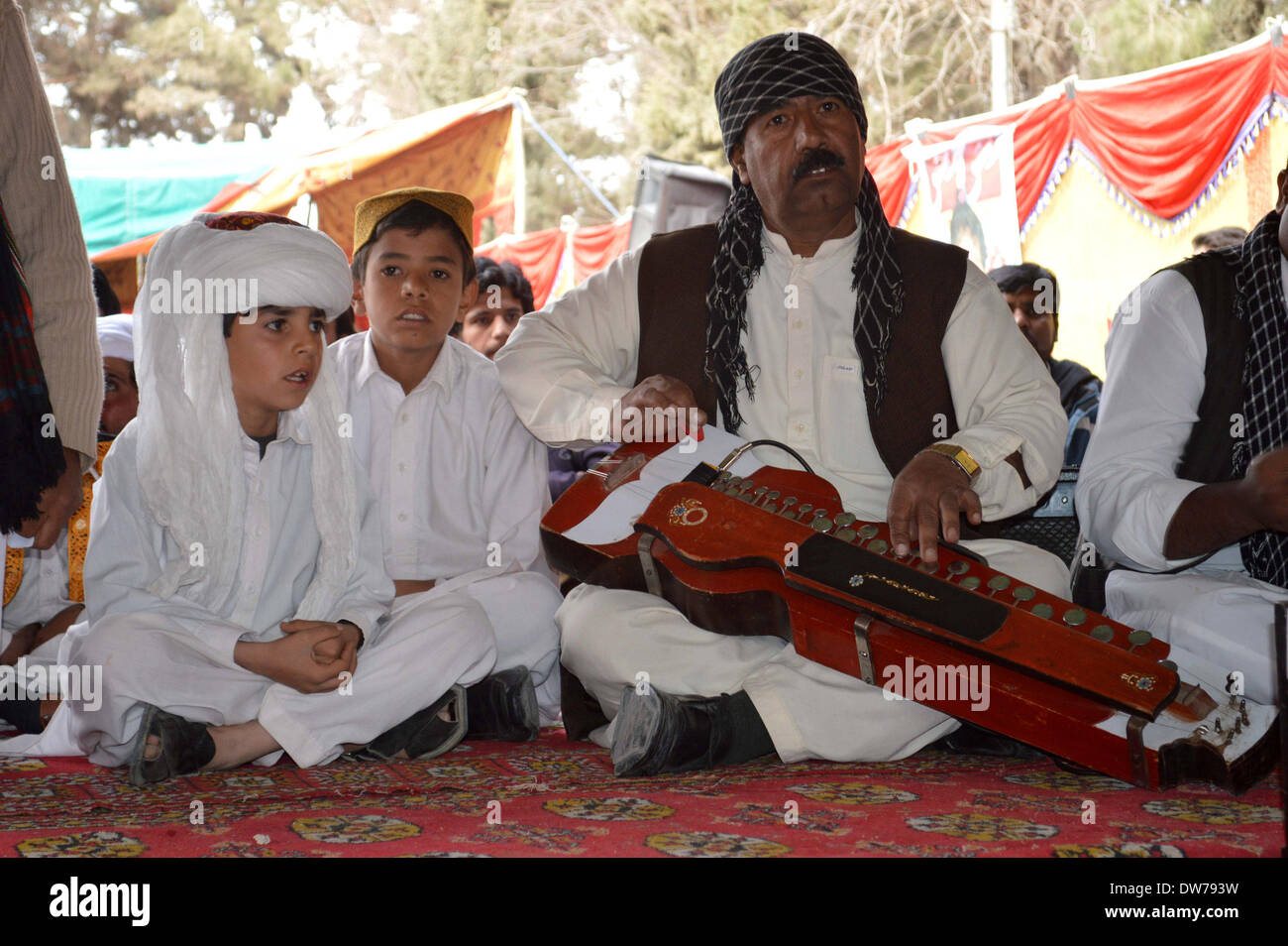 (140302) -- QUETTA, March 2, 2014 (Xinhua) -- A folk artist performs to ...