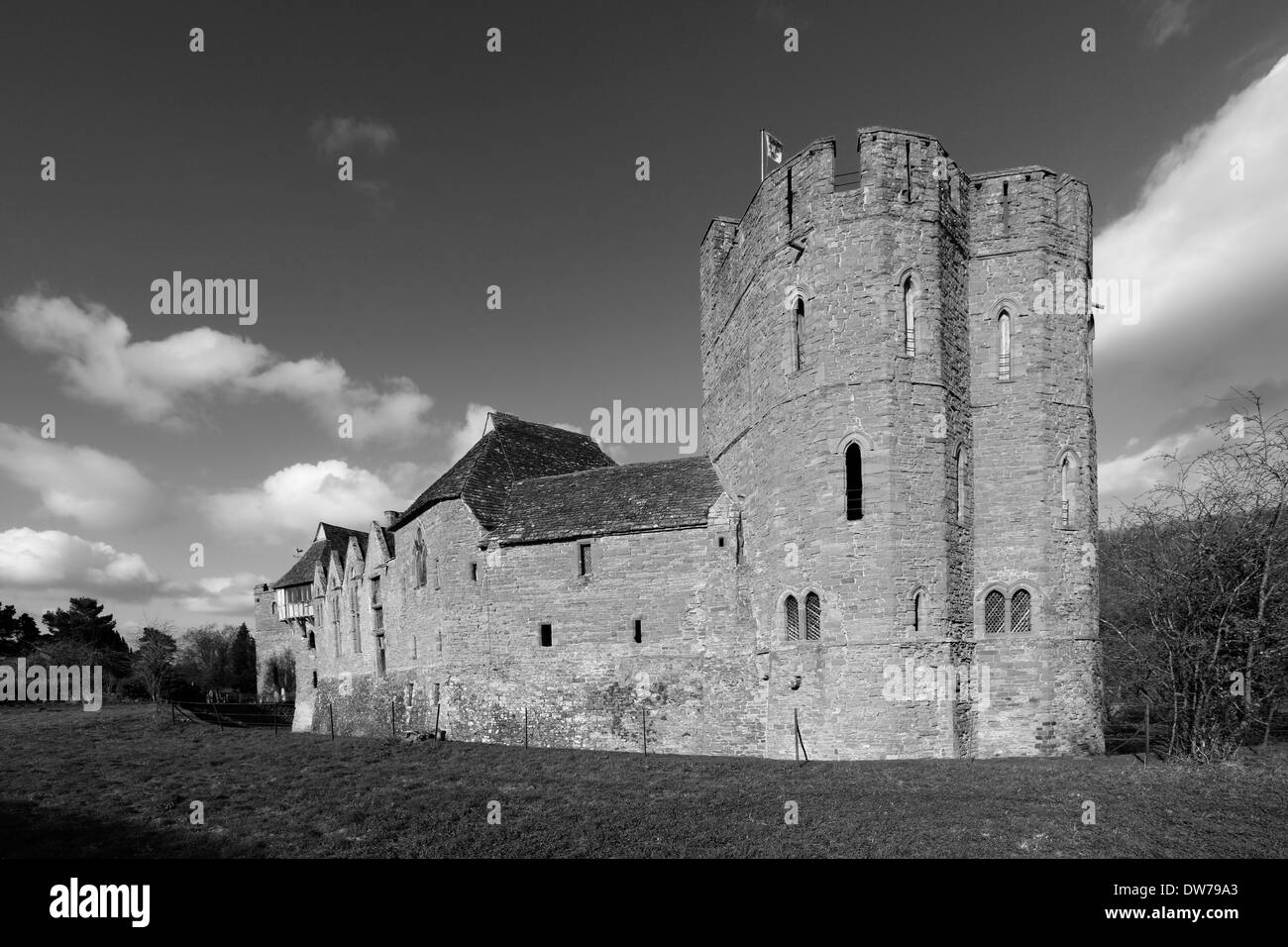 Medieval fortified manor house hi-res stock photography and images - Alamy