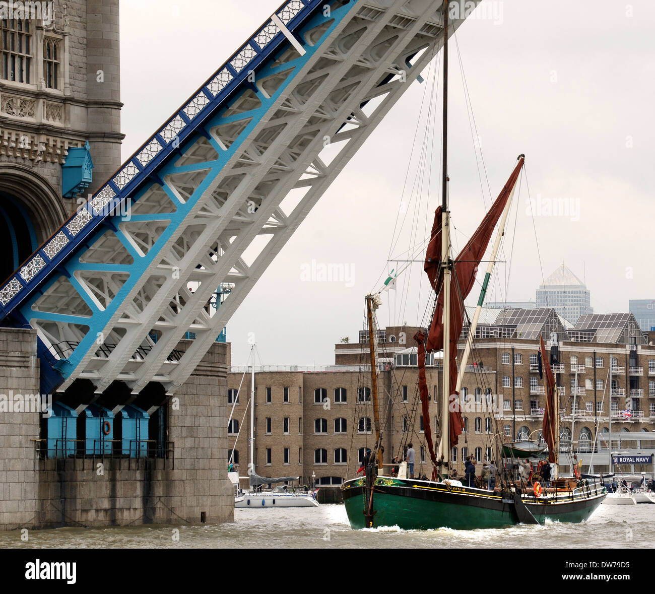 Barge coming under tower bridge hi-res stock photography and images - Alamy
