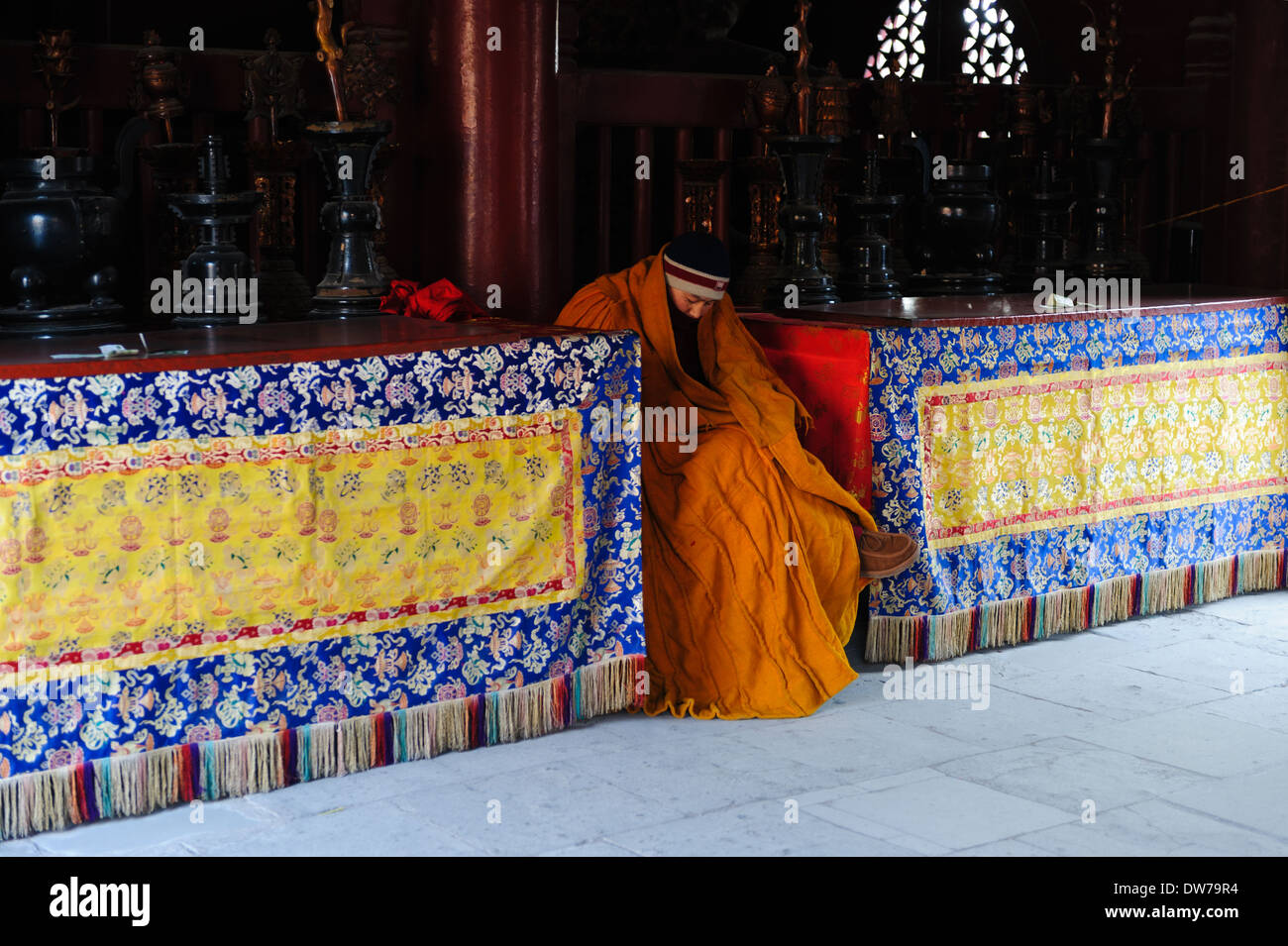 Monk wrapped in warm clothes to conquer the cold. in the Puning Temple ...
