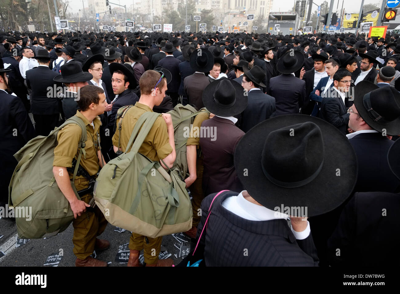 Through a crowd hi-res stock photography and images - Alamy
