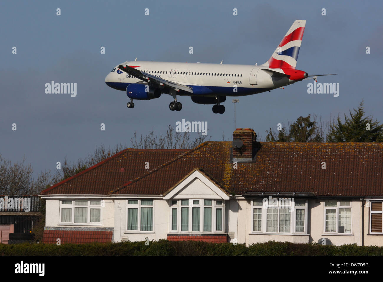Aircraft over house hi-res stock photography and images - Alamy