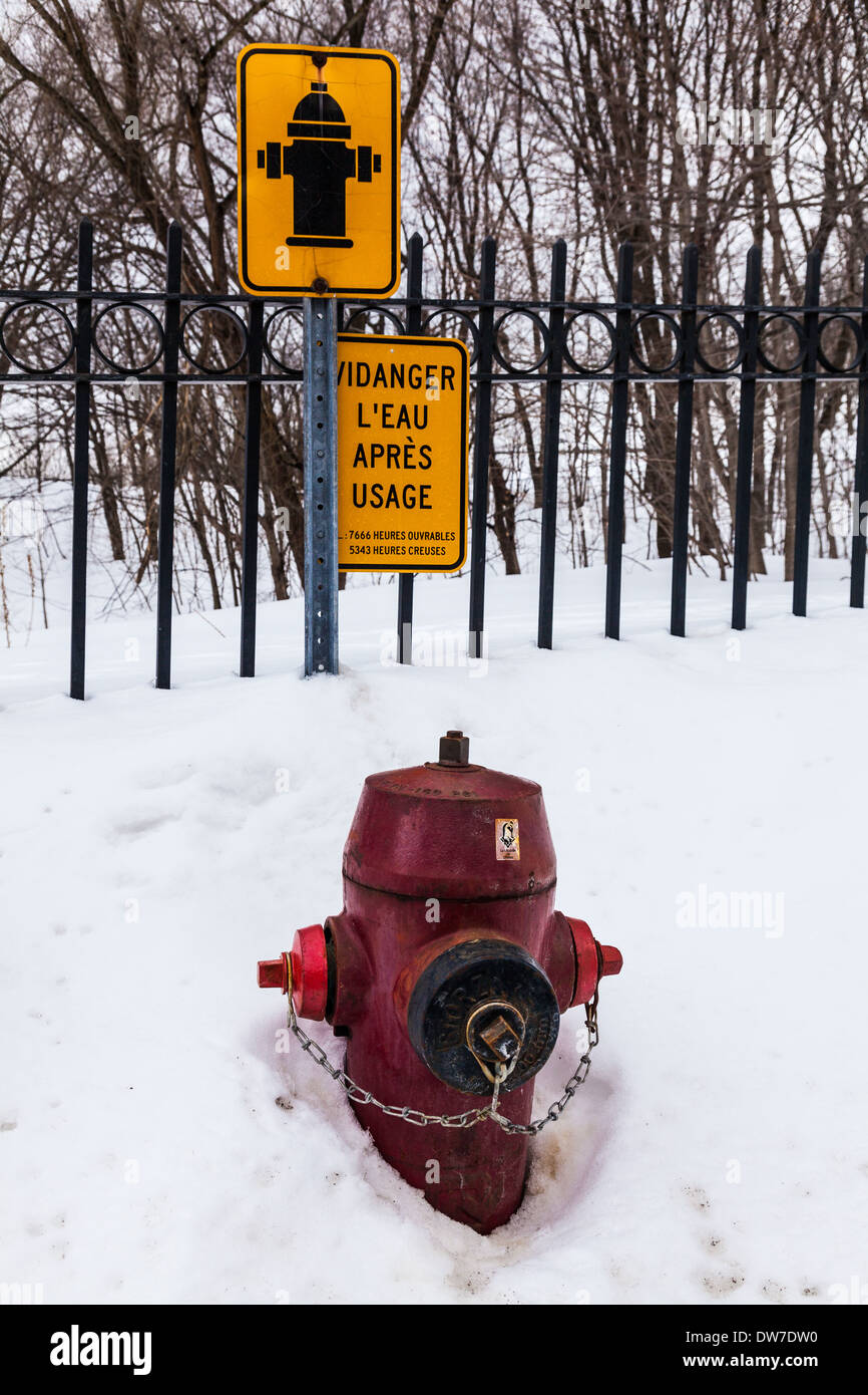 Water hydrant sign hi-res stock photography and images - Alamy