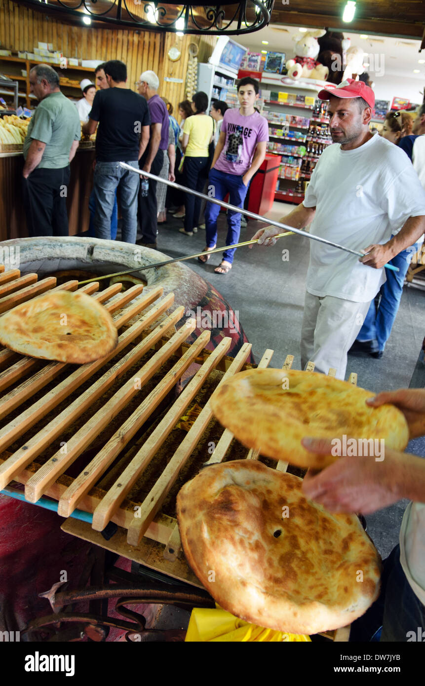 Men tandoor oven hi-res stock photography and images - Alamy