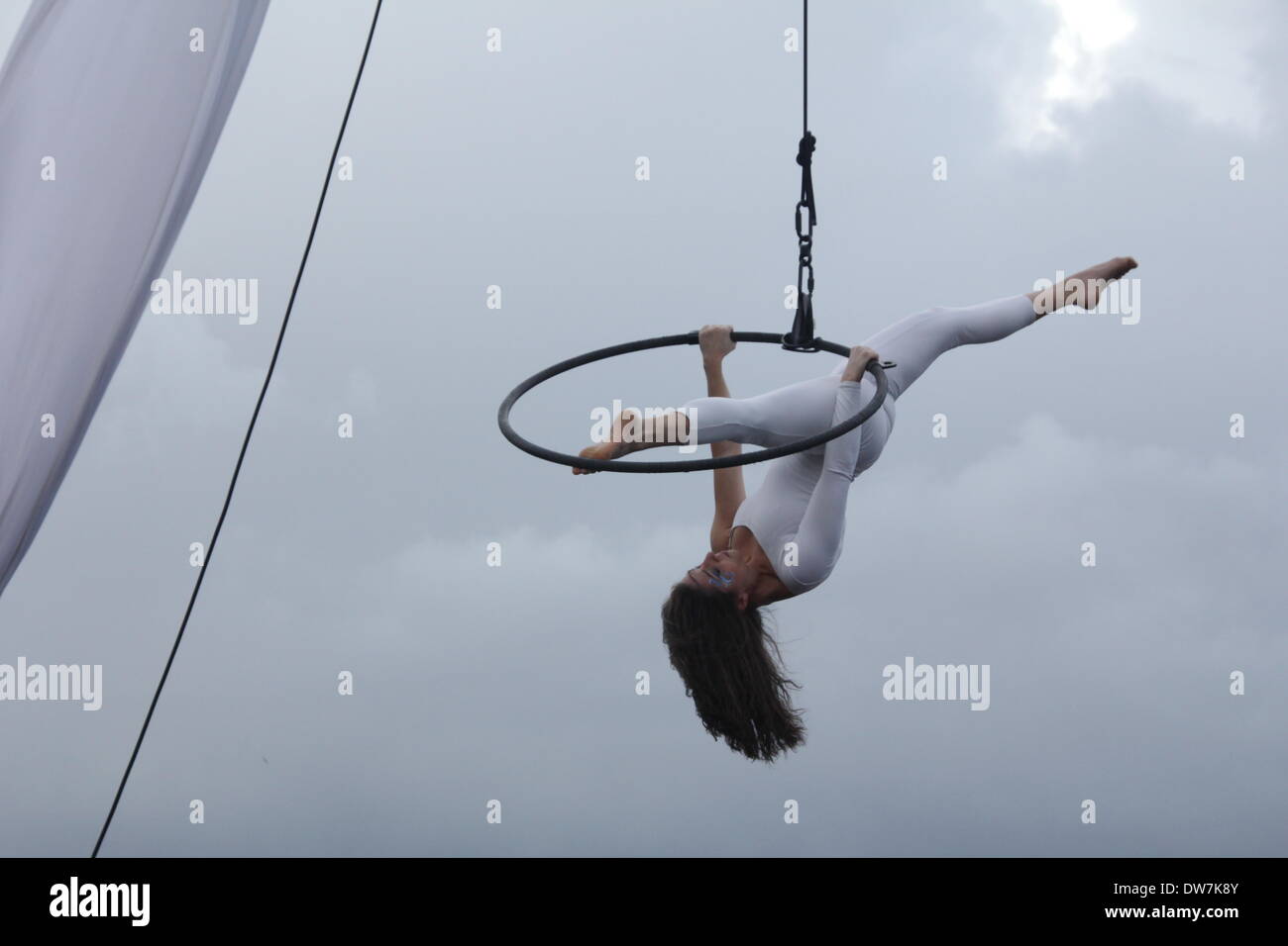 Trapeze artists man hi-res stock photography and images - Alamy