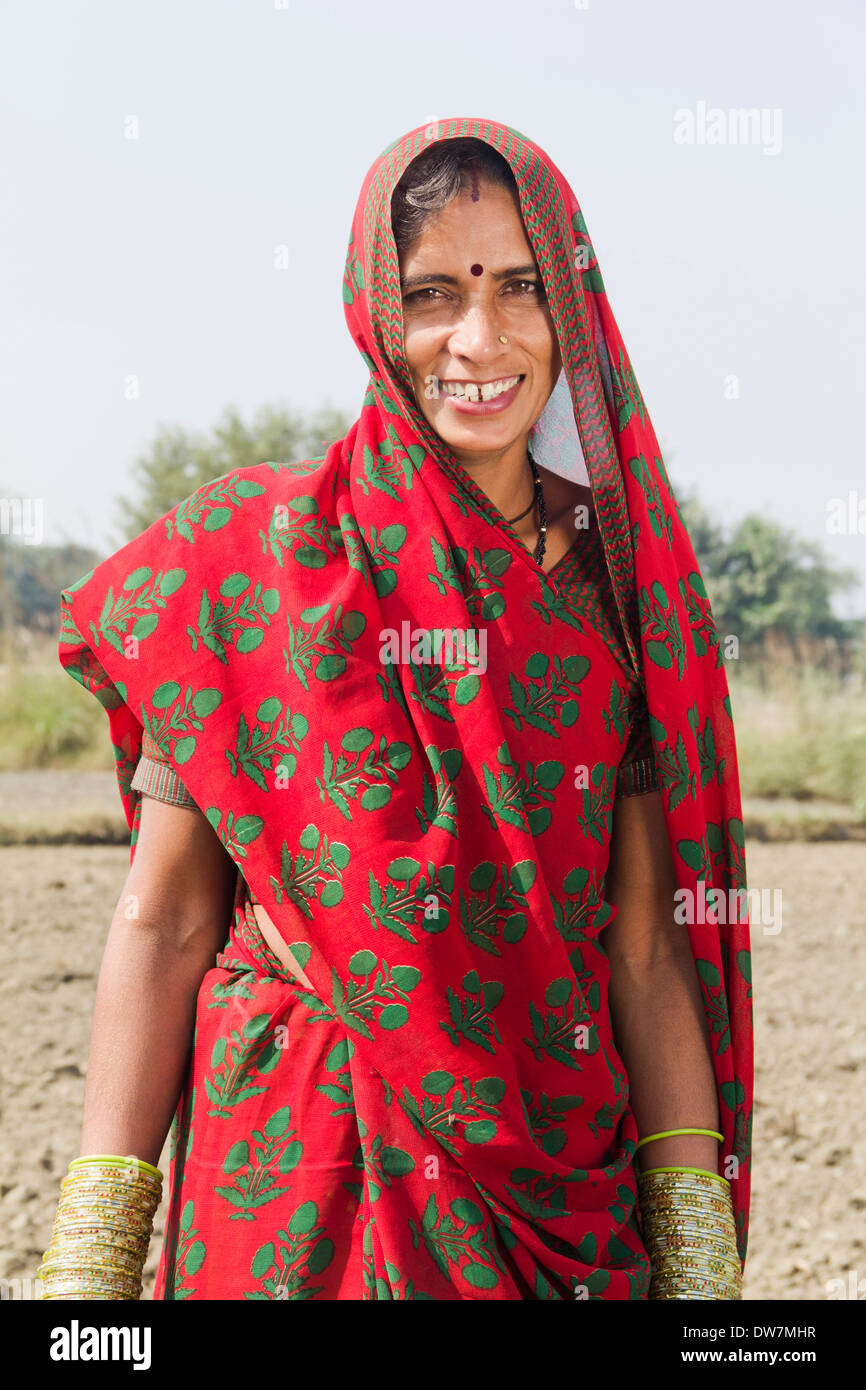 1 indian woman standing Stock Photo - Alamy