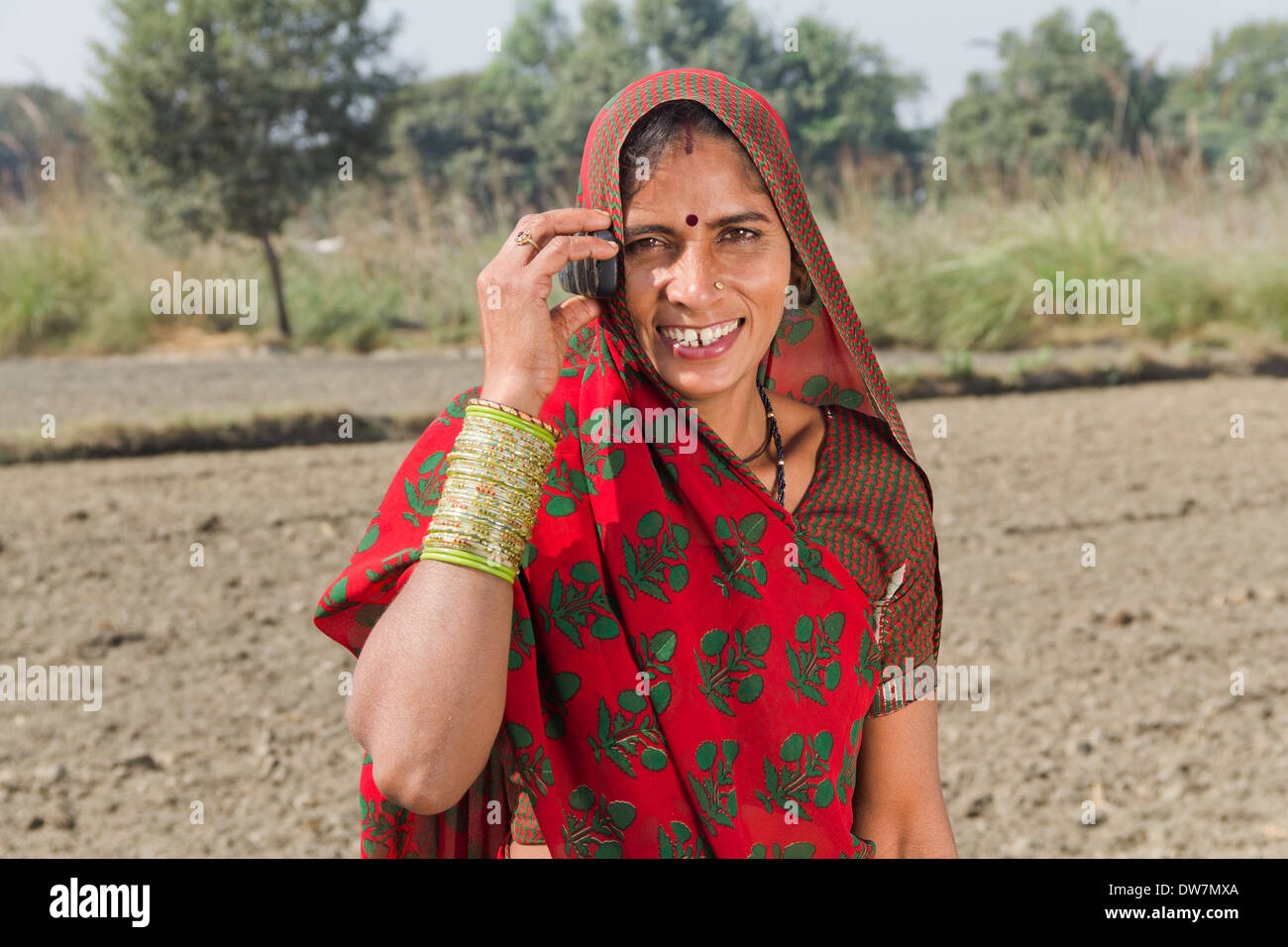 1 Indian woman talking with mobile Stock Photo - Alamy